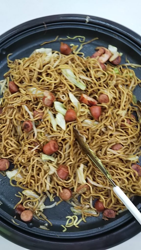 お昼の焼きそばを手作りしました | 特定非営利活動法人輝HIKARI|埼玉県内で障害児・者と生きづらさを抱える方々のQOL向上を目指しています