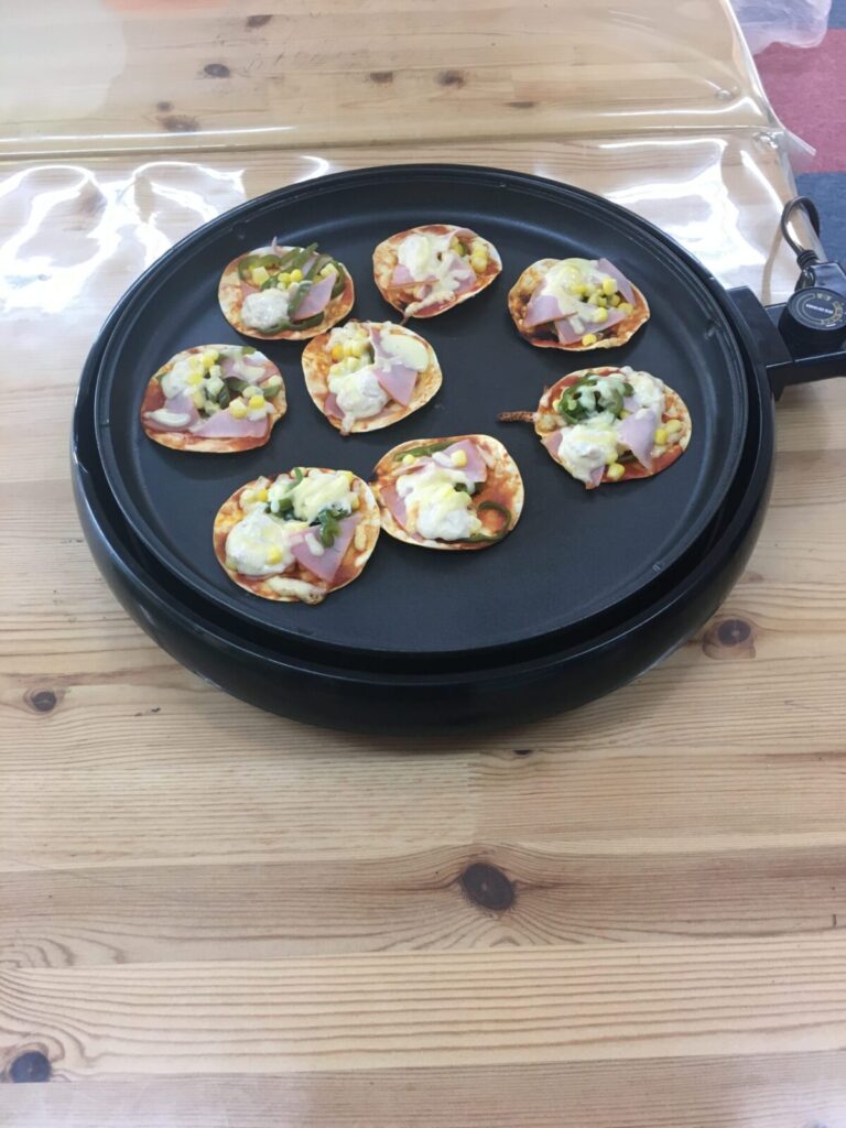 餃子ピザを作ろう | 特定非営利活動法人輝HIKARI|埼玉県内で障害児・者と生きづらさを抱える方々のQOL向上を目指しています